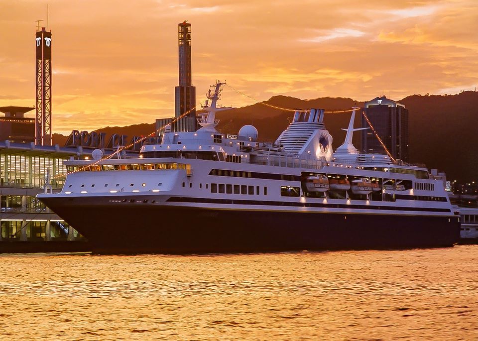 No.1511 Olympic Explorer launched 2000 | The World's Passenger Ships