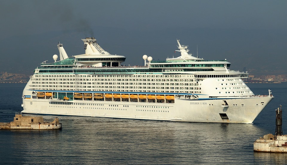 No.1491 Explorer of the Seas floated out 1999 | The World's Passenger Ships