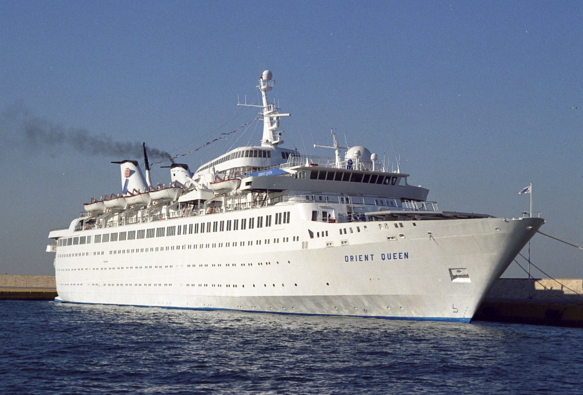 orient-queen-in-piraeus-ba | The World's Passenger Ships