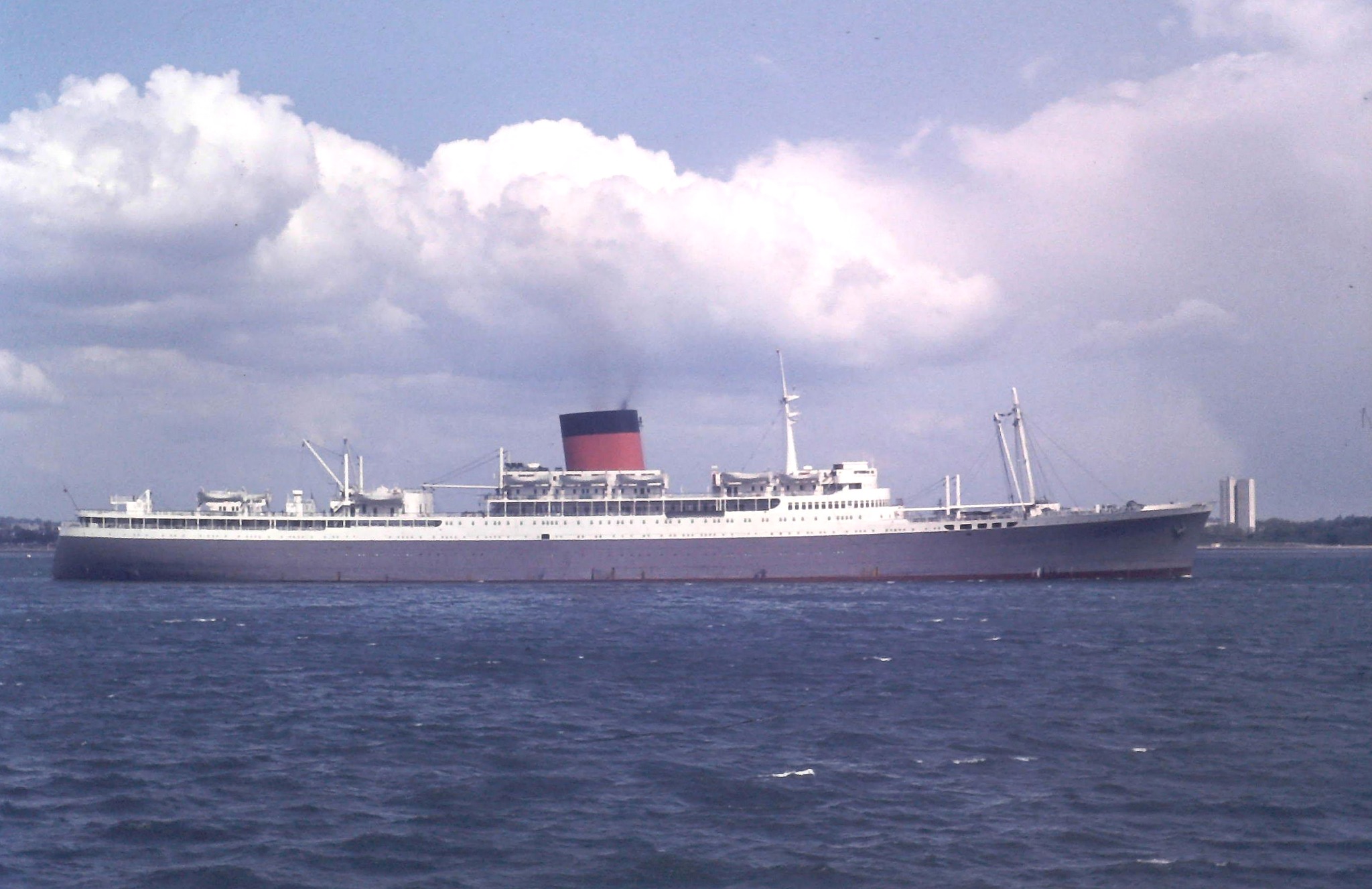 edinburgh-castle-passes-hythe-pier-pete-davies | The World's Passenger ...