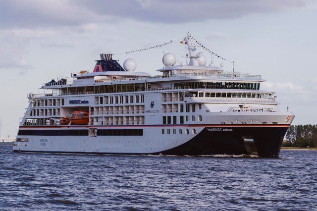 No.1925 Hanseatic Nature floated out 28 Aug 2018 | The World's ...