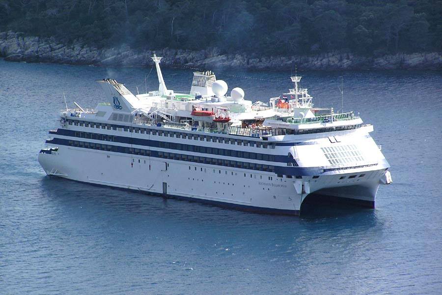 No.1283 Radisson Diamond launched in 1991 | The World's Passenger Ships