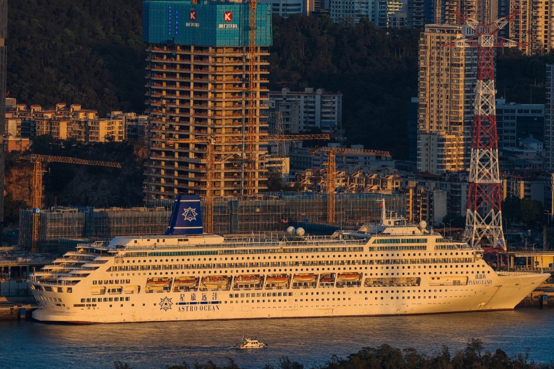 No.1355 Oriana floated out in 1995 | The World's Passenger Ships